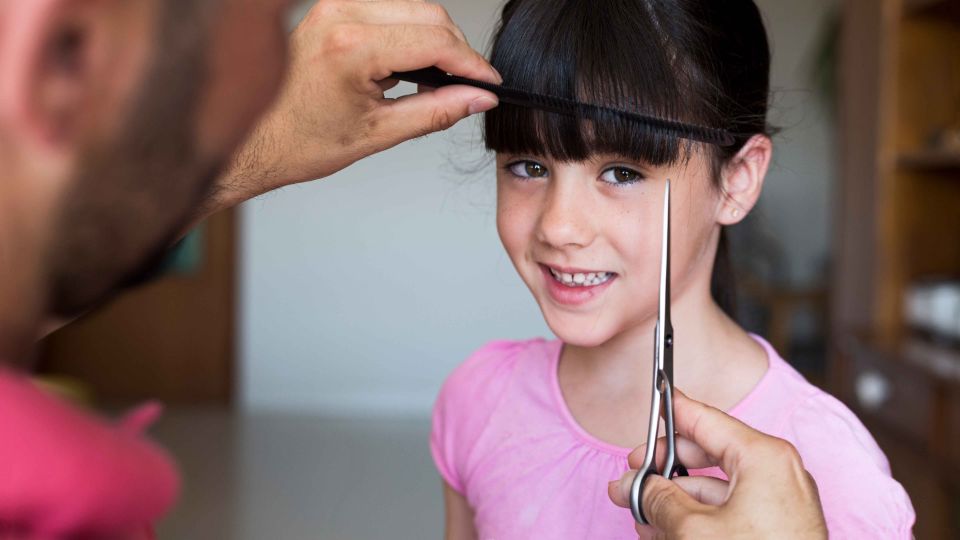 9 Tipps für Eltern: Haare schneiden bei Kindern | Famigros