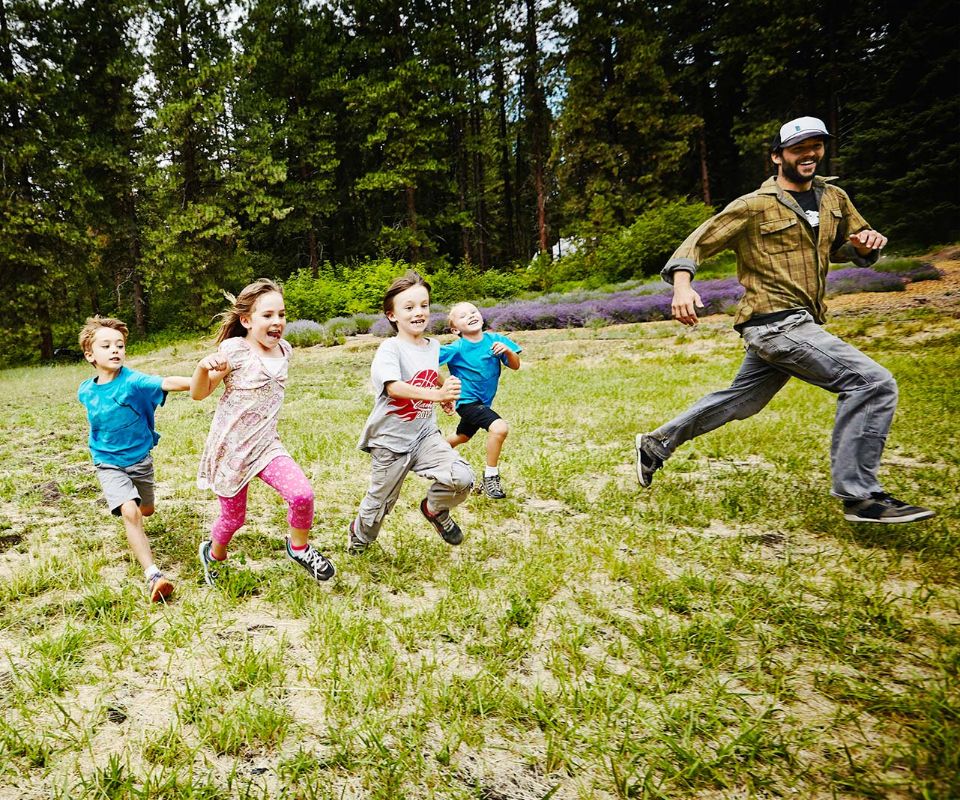 12 wunderbare Ideen für Waldspiele mit Kindern | Famigros