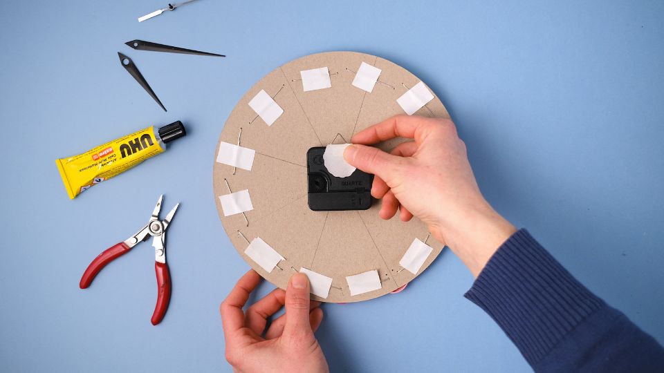 DIY-Wanduhr aus Upcycling-Material selber basteln | Famigros