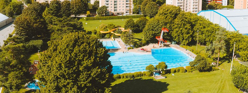 10 actionreiche Badis mit Springturm und Wasserrutsche | Famigros