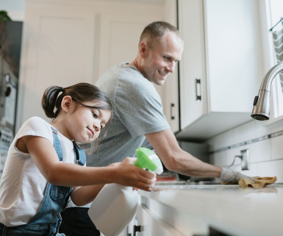Checkliste Putzmittel: Welche Putzmittel es wirklich braucht | Famigros