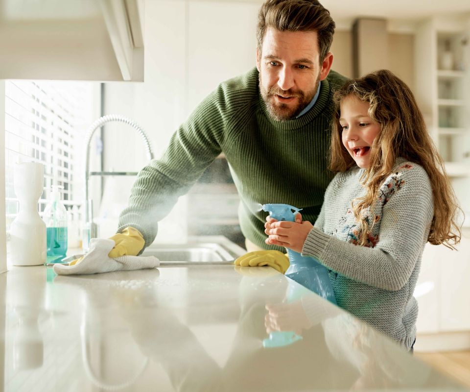 Hartnäckigen Kalk entfernen: So klappt es | Famigros