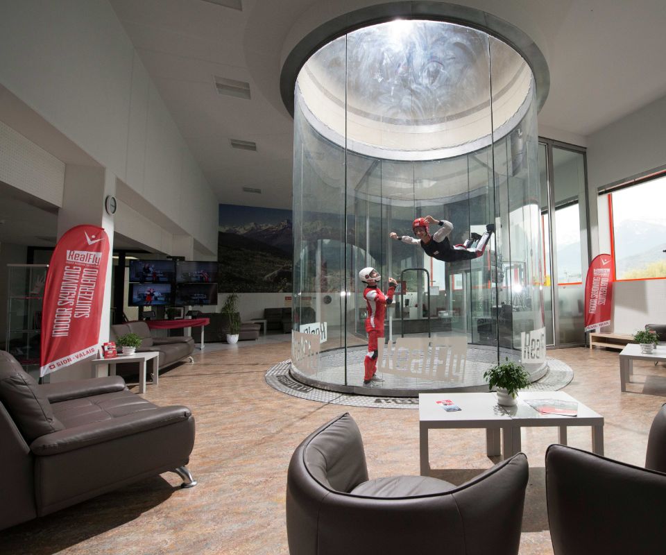 Dans le simulateur de chute libre en intérieur, les enfants ont des ailes! | Famigros