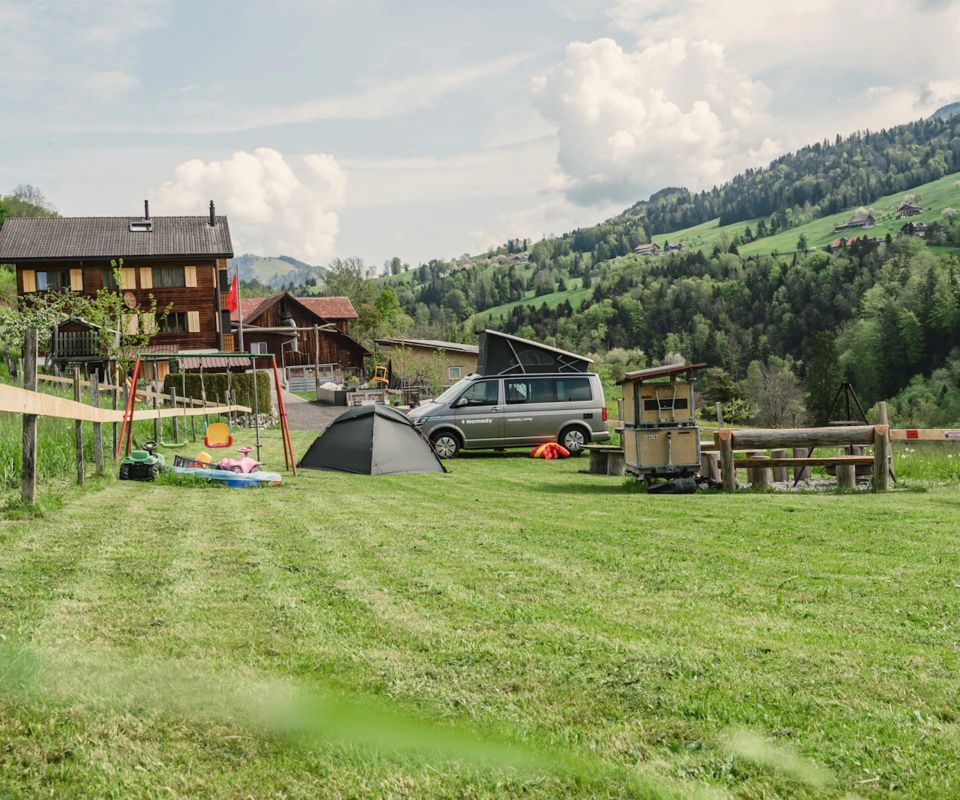 Nomady Camp Bergblick bei Steinen in Schwyz | Famigros
