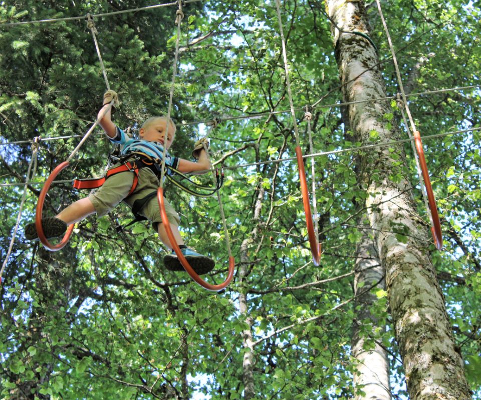 Abenteuer im Seilpark Forest Jump im Berner Jura | Famigros