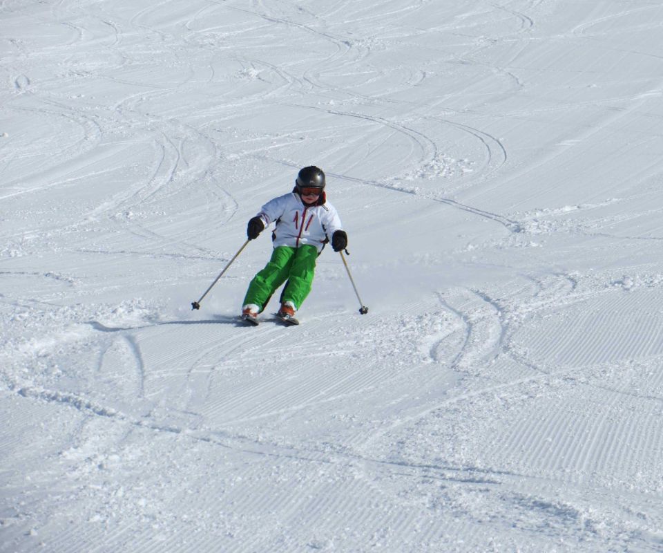 Spass auf Naturschneepisten im Skigebiet Hochwang | Famigros