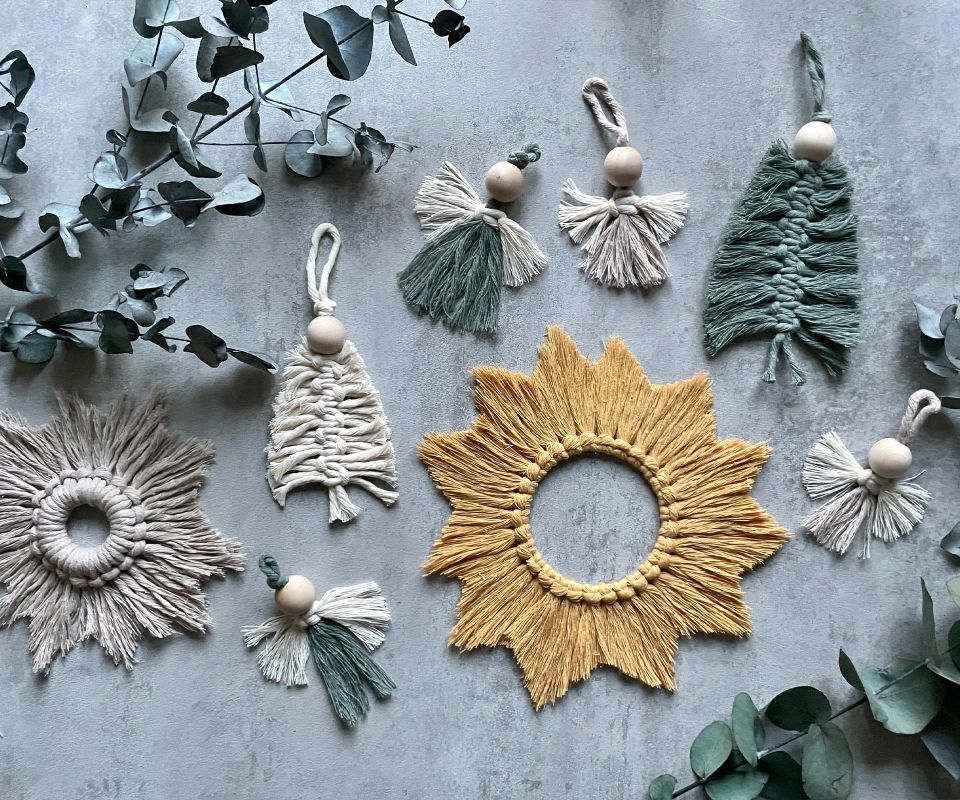 Bastelidee: Makramee-Anleitungen für Sterne, Engel & Tannenbaum | Famigros