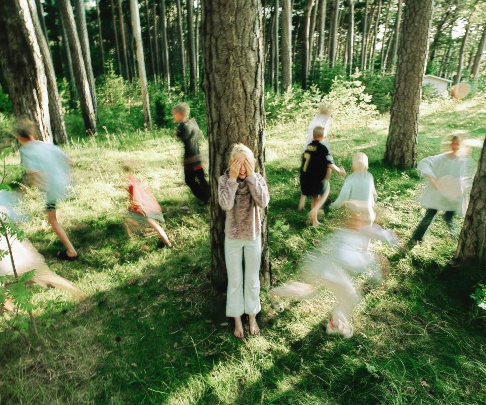 13 wunderbare Ideen für Waldspiele mit Kindern | Famigros