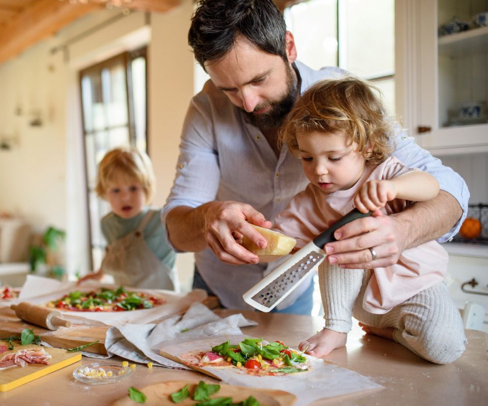 Tipps für Eltern: So klappt das Kochen mit Kindern | Famigros