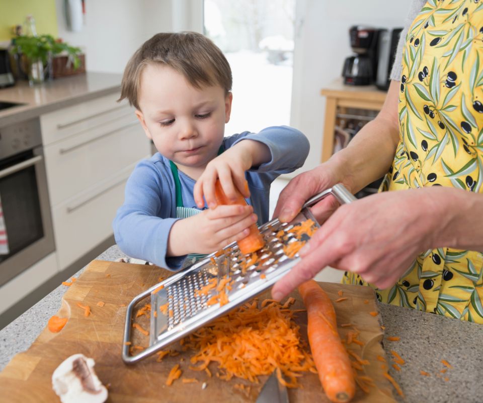 Tipps für Eltern: So klappt das Kochen mit Kindern | Famigros
