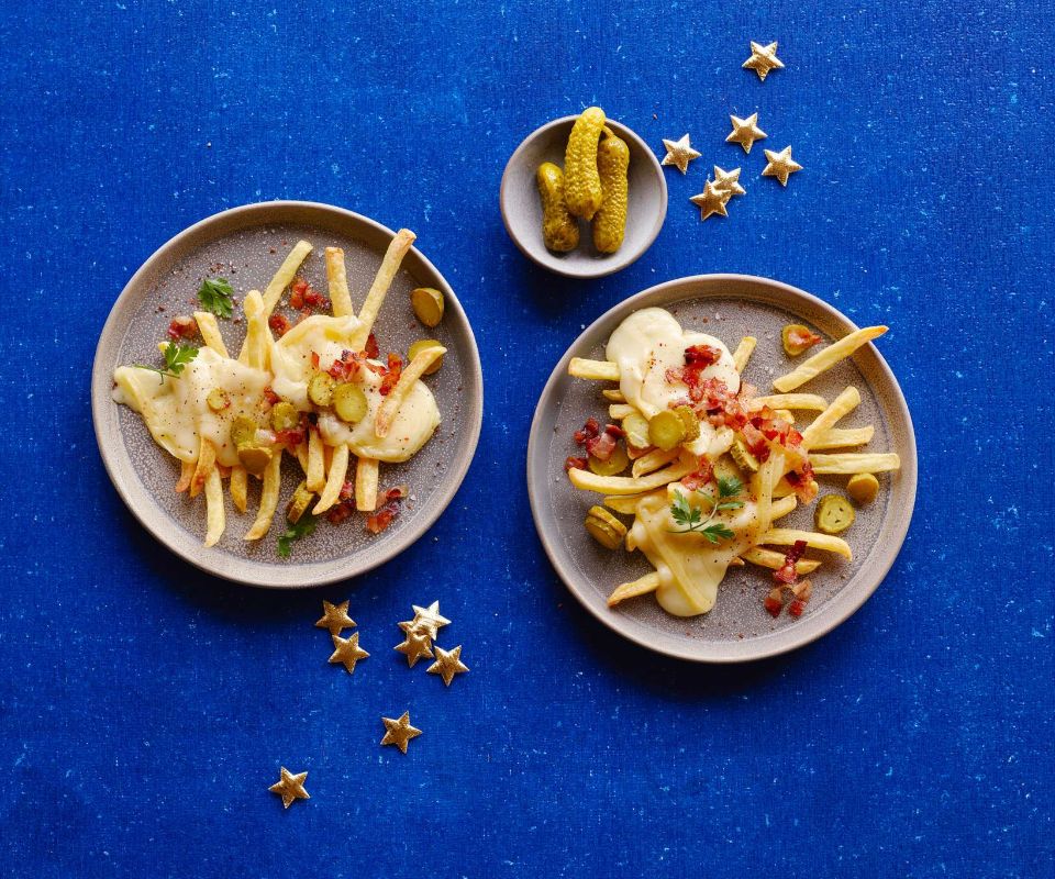 Pommes frites mit Raclette und Speck | Famigros