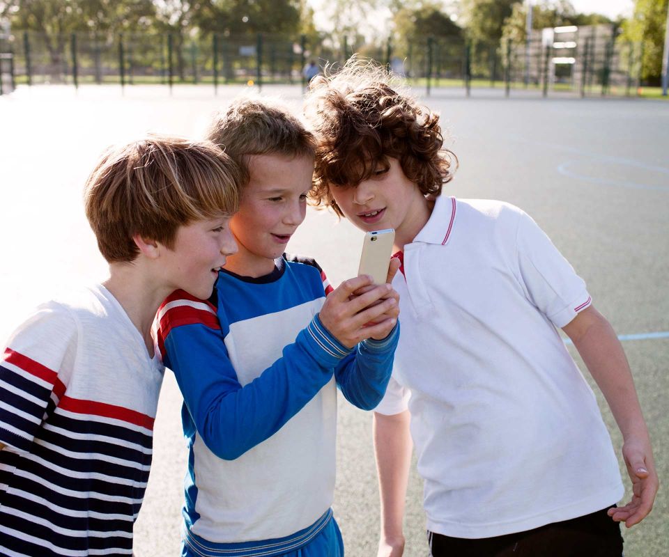 Kinder am Handy – Tipps für Eltern | Famigros