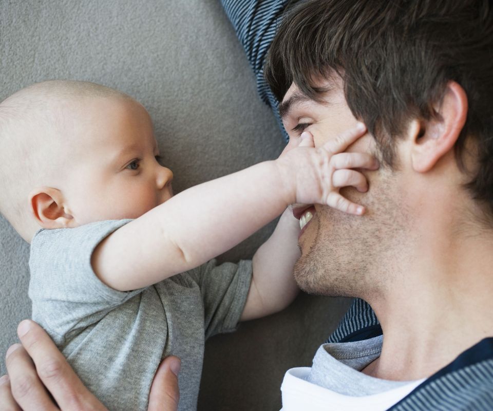 So entwickelt sich der Tastsinn deines Babys und spannende Ideen, um ...